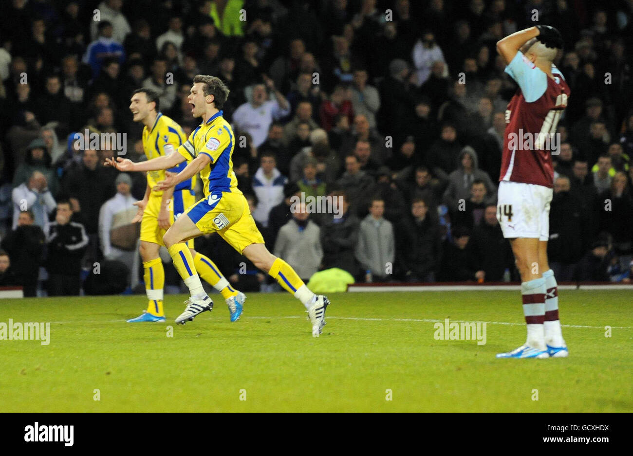 Leeds's Jonathan Howson (2nd from right) celebrates after he scores his ...