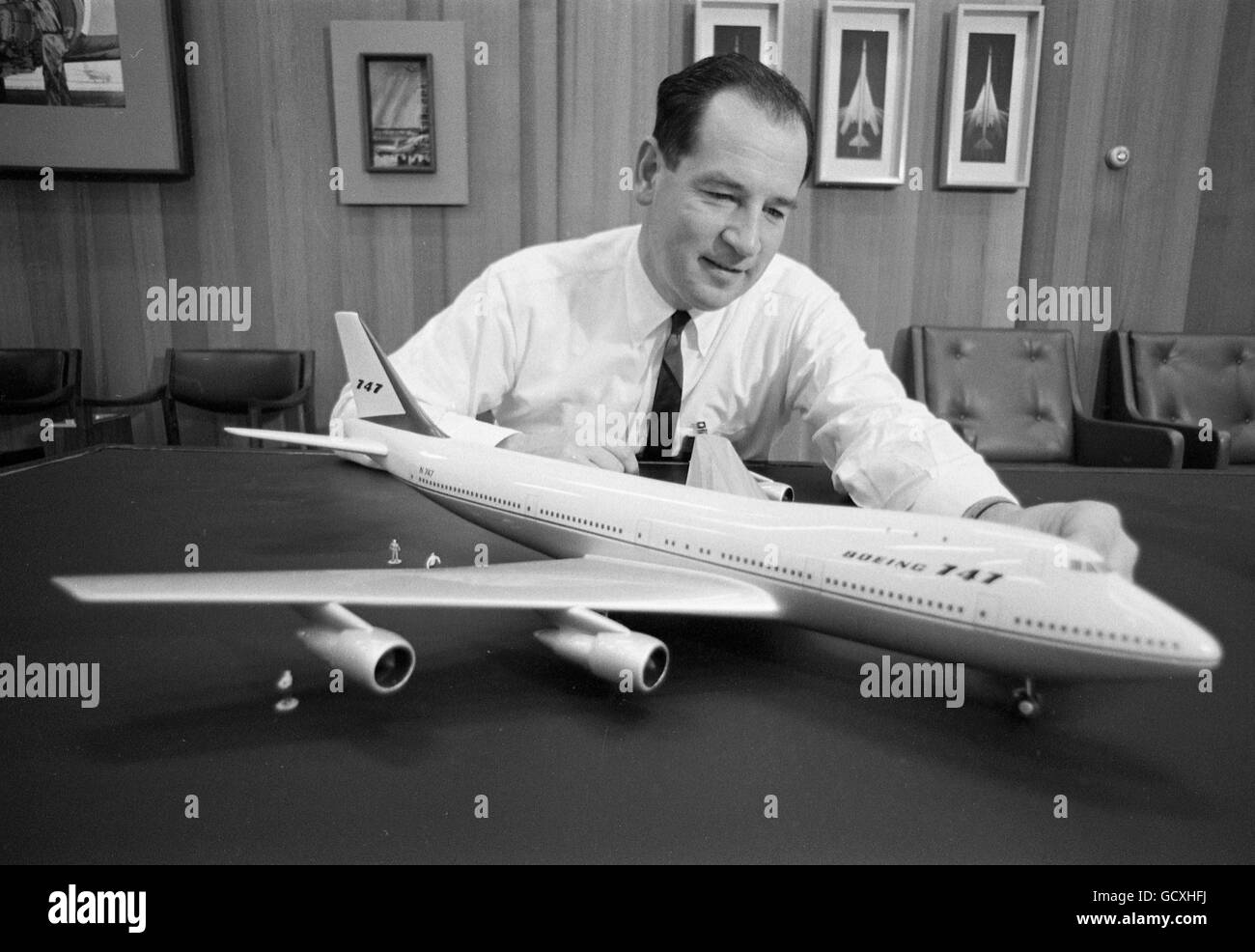 Space shuttle challenger Black and White Stock Photos & Images - Alamy