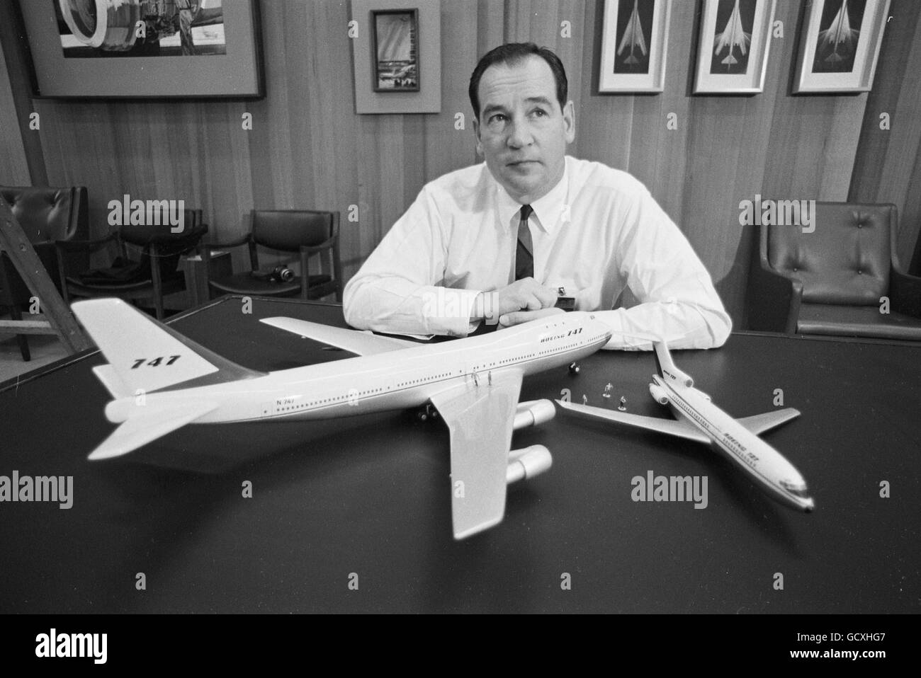 Space shuttle challenger Black and White Stock Photos & Images - Alamy