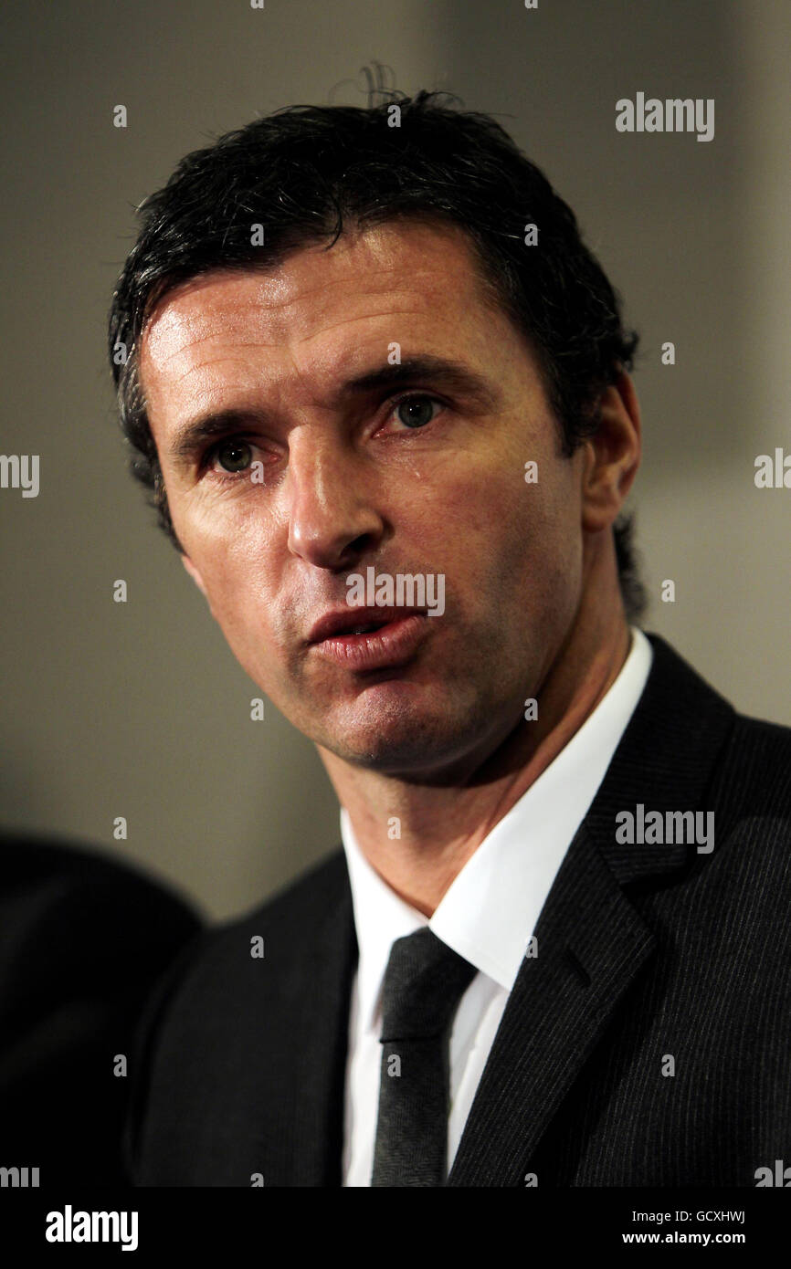 Sport football head head shot gary speed hi-res stock photography and ...