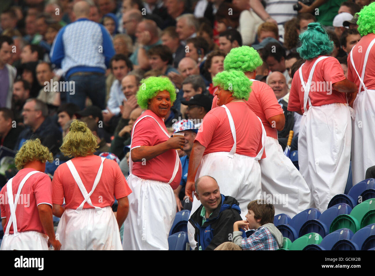 Cricket fans fancy dress hi-res stock photography and images - Alamy