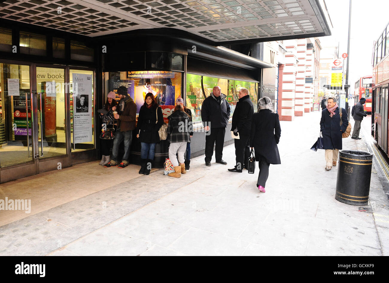Book signing queue hi-res stock photography and images - Alamy