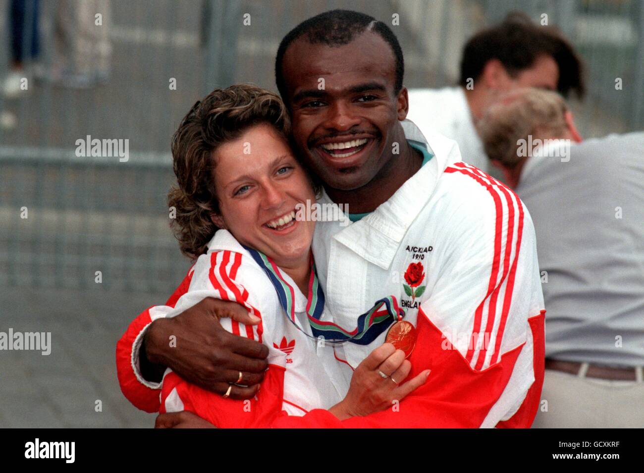 SALLY GUNNELL WITH KRIS AKABUSI GOLD MEDALS IN 400M HURDLES 1990 Stock ...