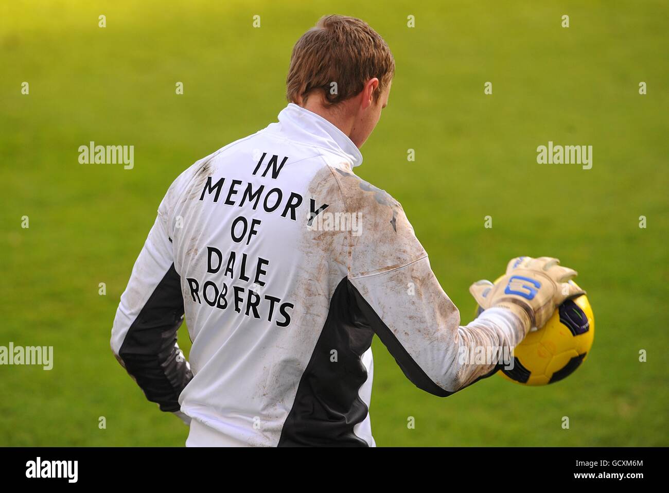 Fulham goalkeeper David Stockdale wears a training top with a tribute ...