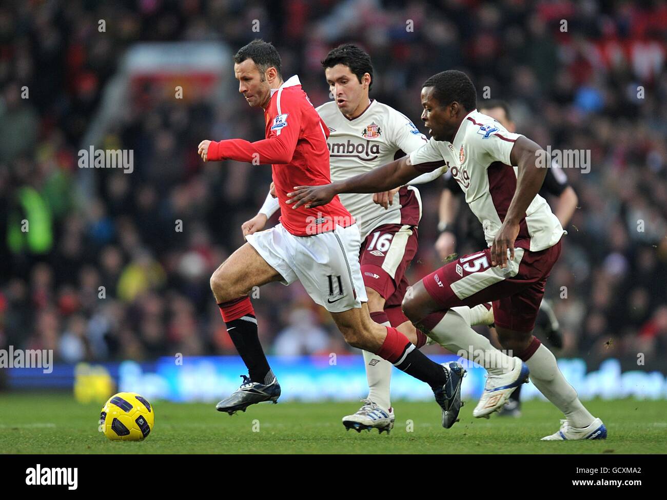 Manchester United's Ryan Giggs (left) gets away from Sunderland's Nedum ...