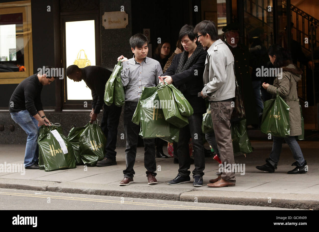 Shoppers outside harrods opening its winter sale hi-res stock ...