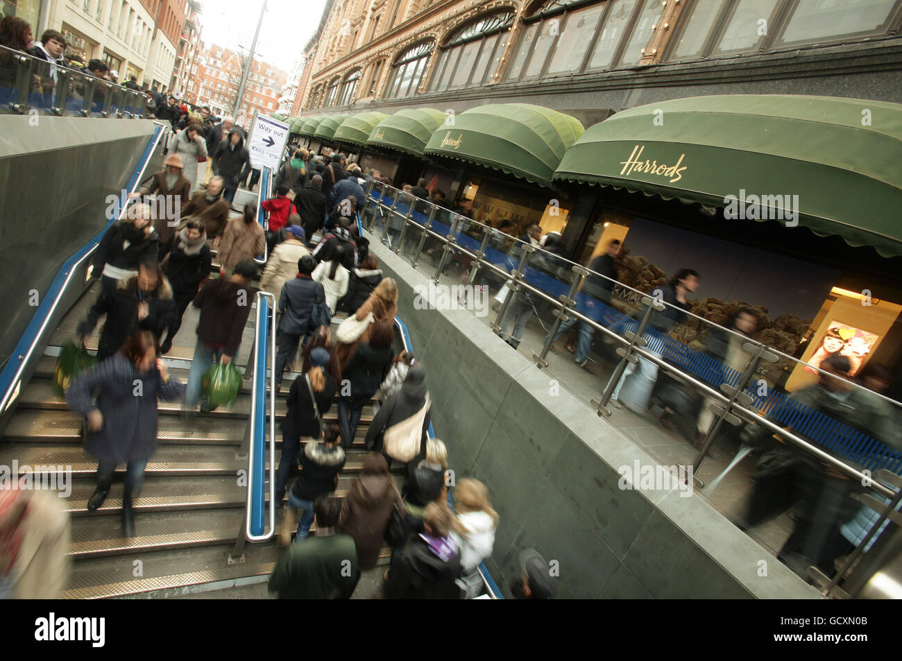 Shoppers queue outside harrods in knightsbridge hi-res stock ...