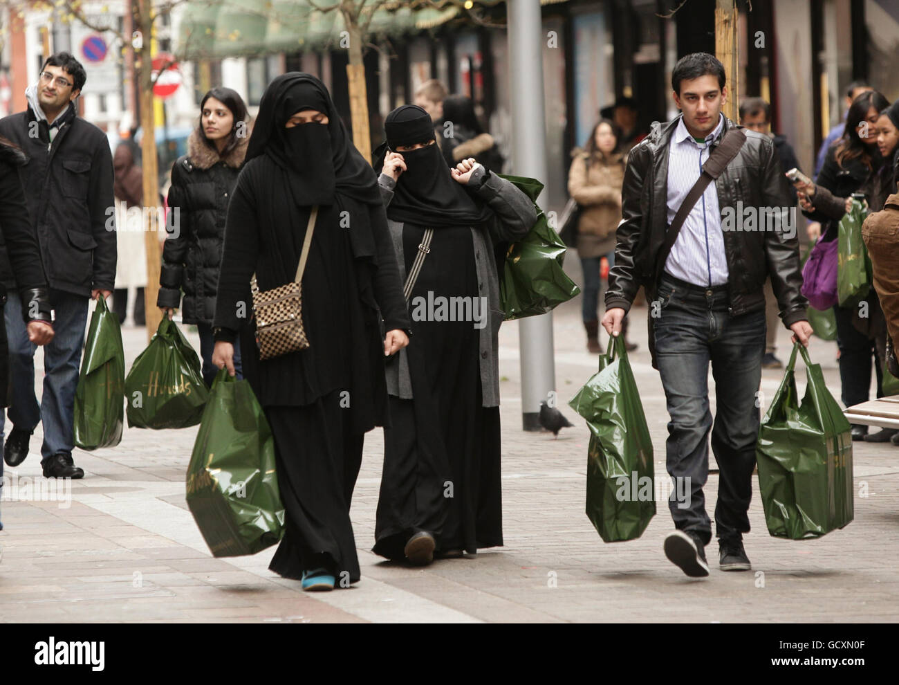 Shoppers outside harrods opening its winter sale hi-res stock ...