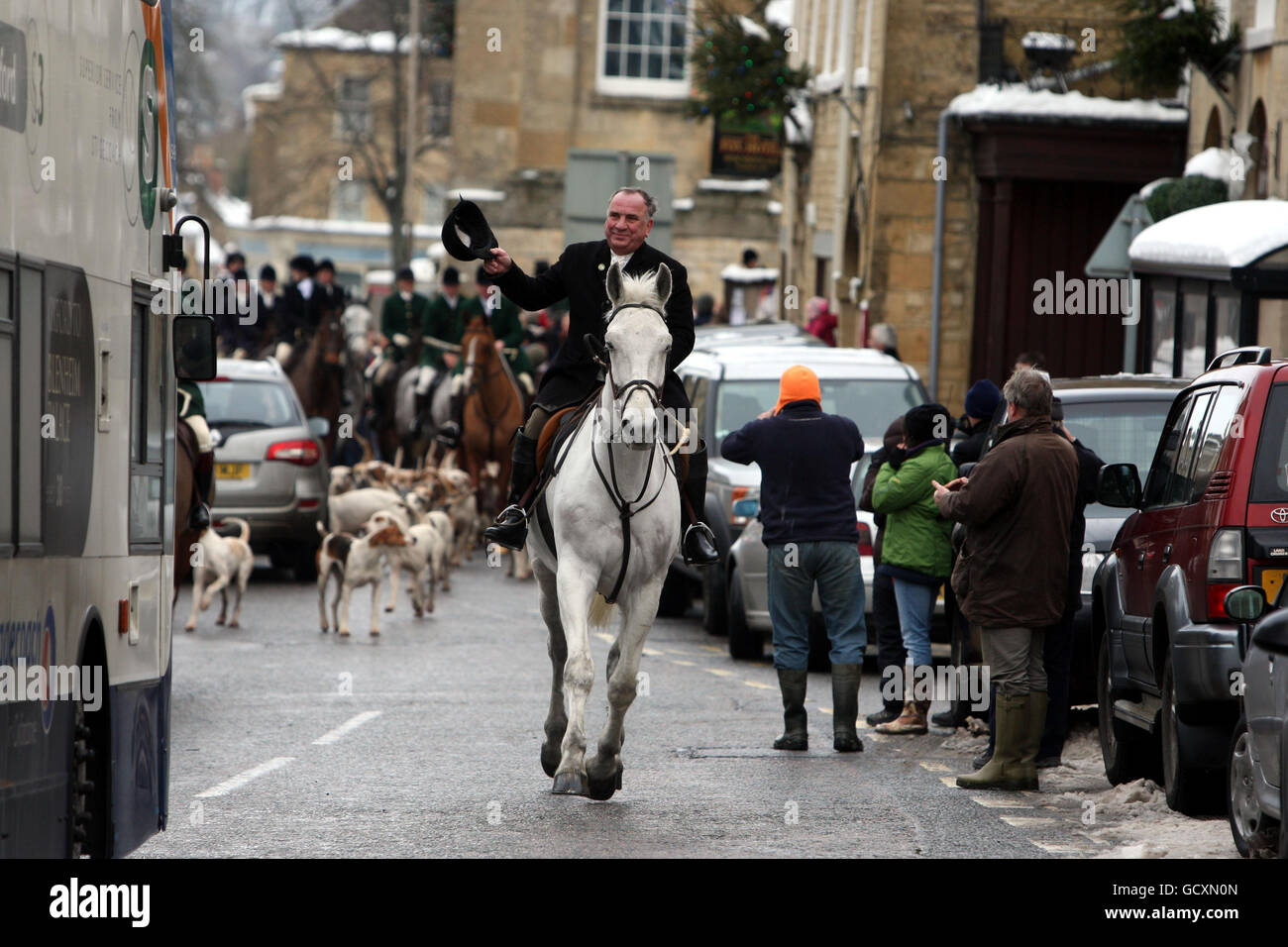 The heythrop hunt parades through chipping norton in oxfordshire hi-res ...