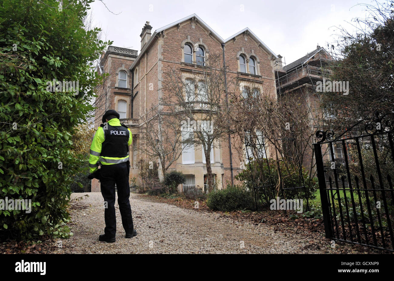 Police outside the flat that Joanna Yeates lived in with her boyfriend ...