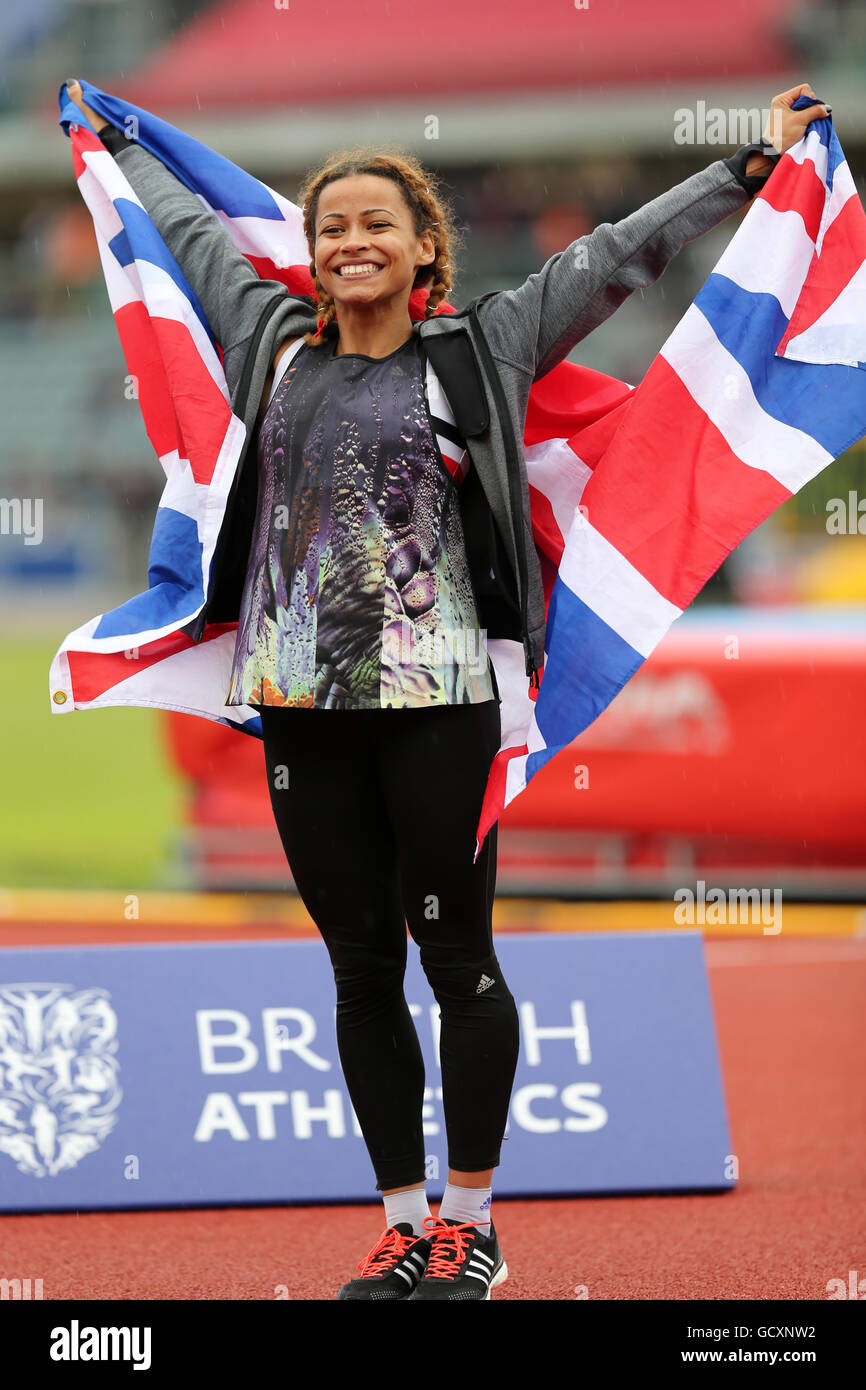 Jazmin SAWYERS draped in the Union Jack Flag after winning the Women's ...