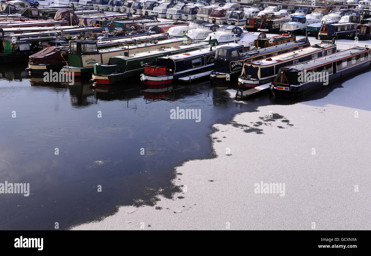 Castle Marina in Nottingham as canal boats lie frozen in their moorings ...