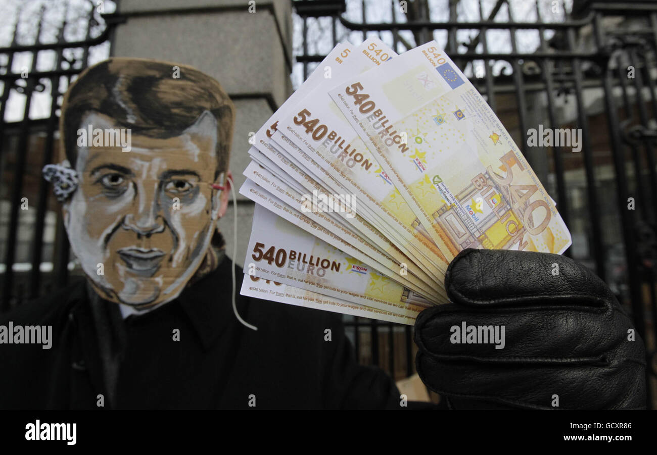 Loss in revenue hi-res stock photography and images - Alamy