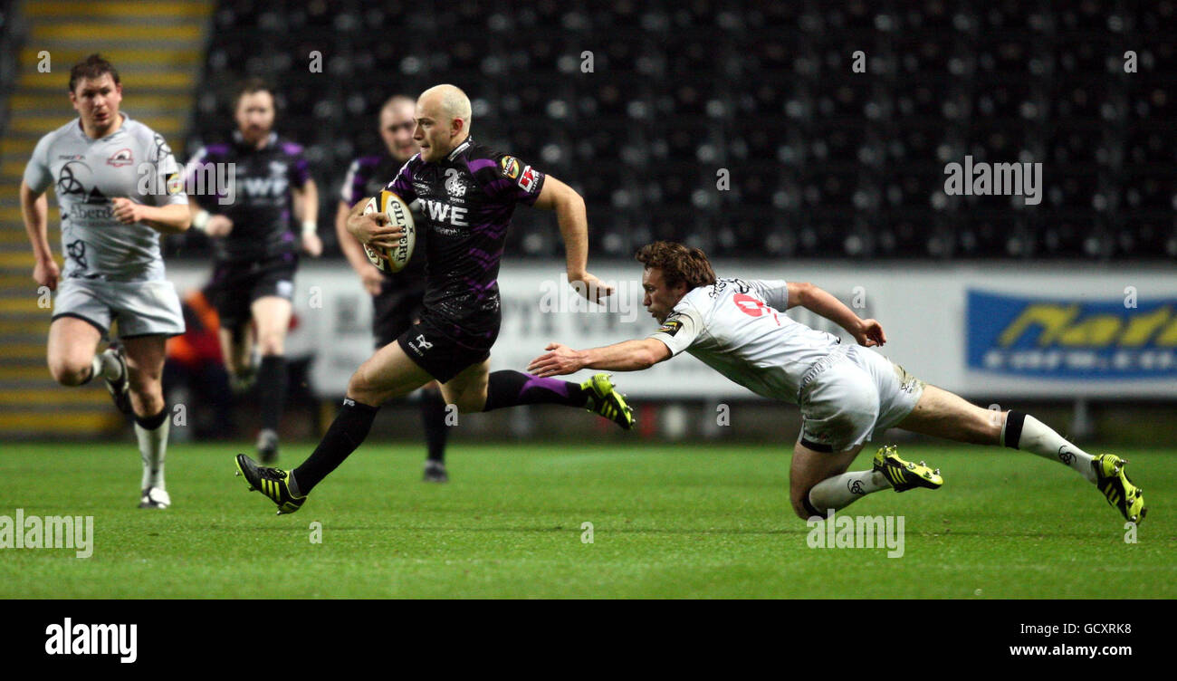 Rugbyu magners full length tackling mangpa hi-res stock photography and ...