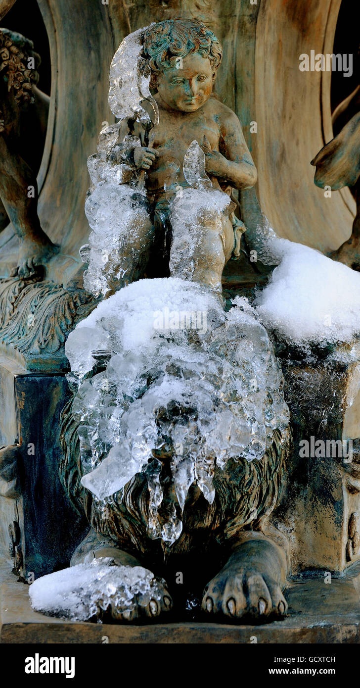 Fountain statues covered in ice at Colwick Hall, Nottingham as freezing ...