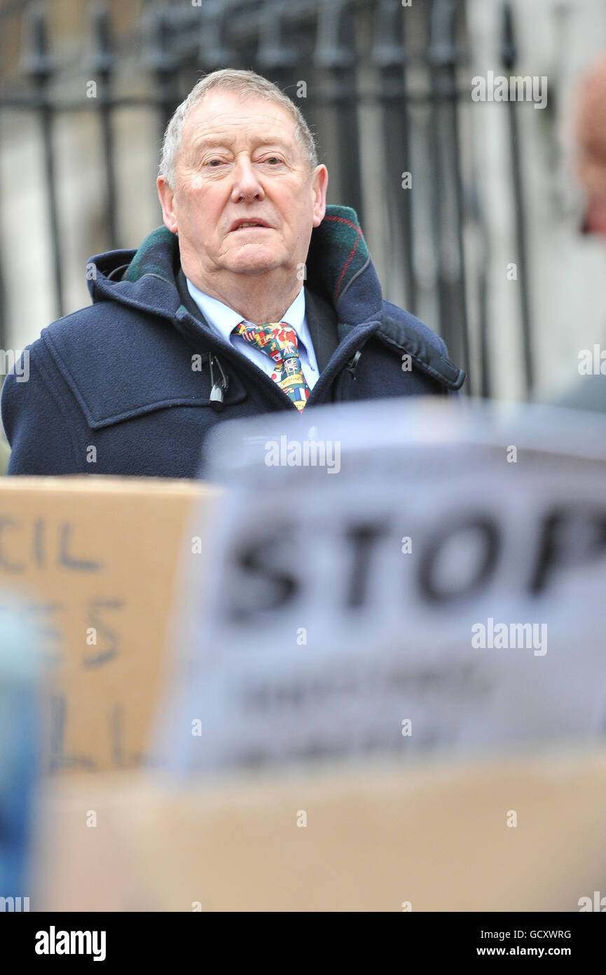 Austin Mitchell MP addresses a 'cardboard city' demonstration opposite ...