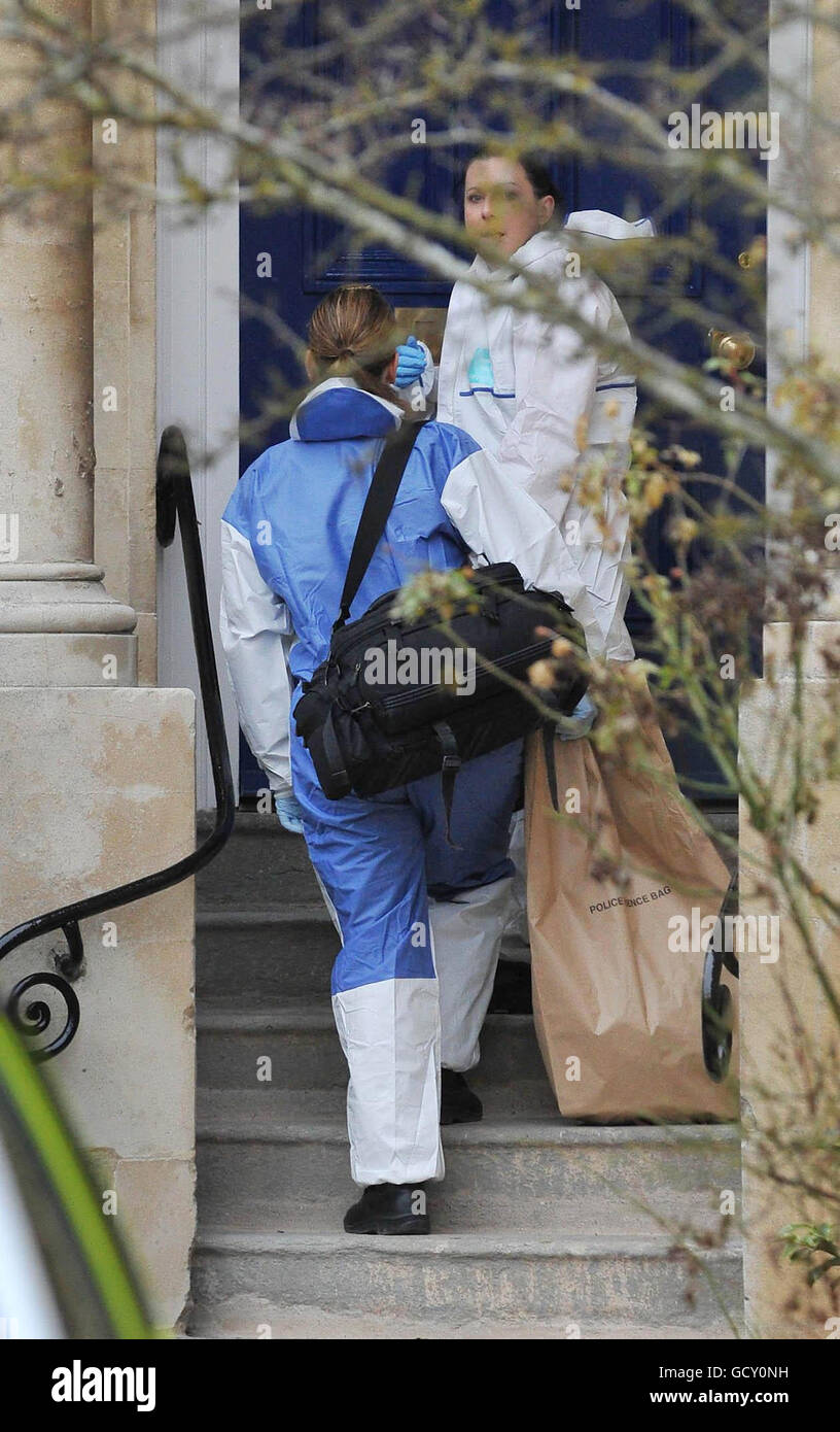 Joanna Yeates murder. Forensics Officers enter the flat belonging to ...