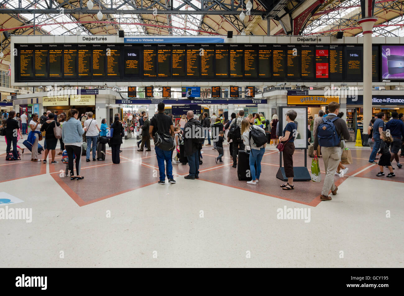 Victoria station concourse hi-res stock photography and images - Alamy