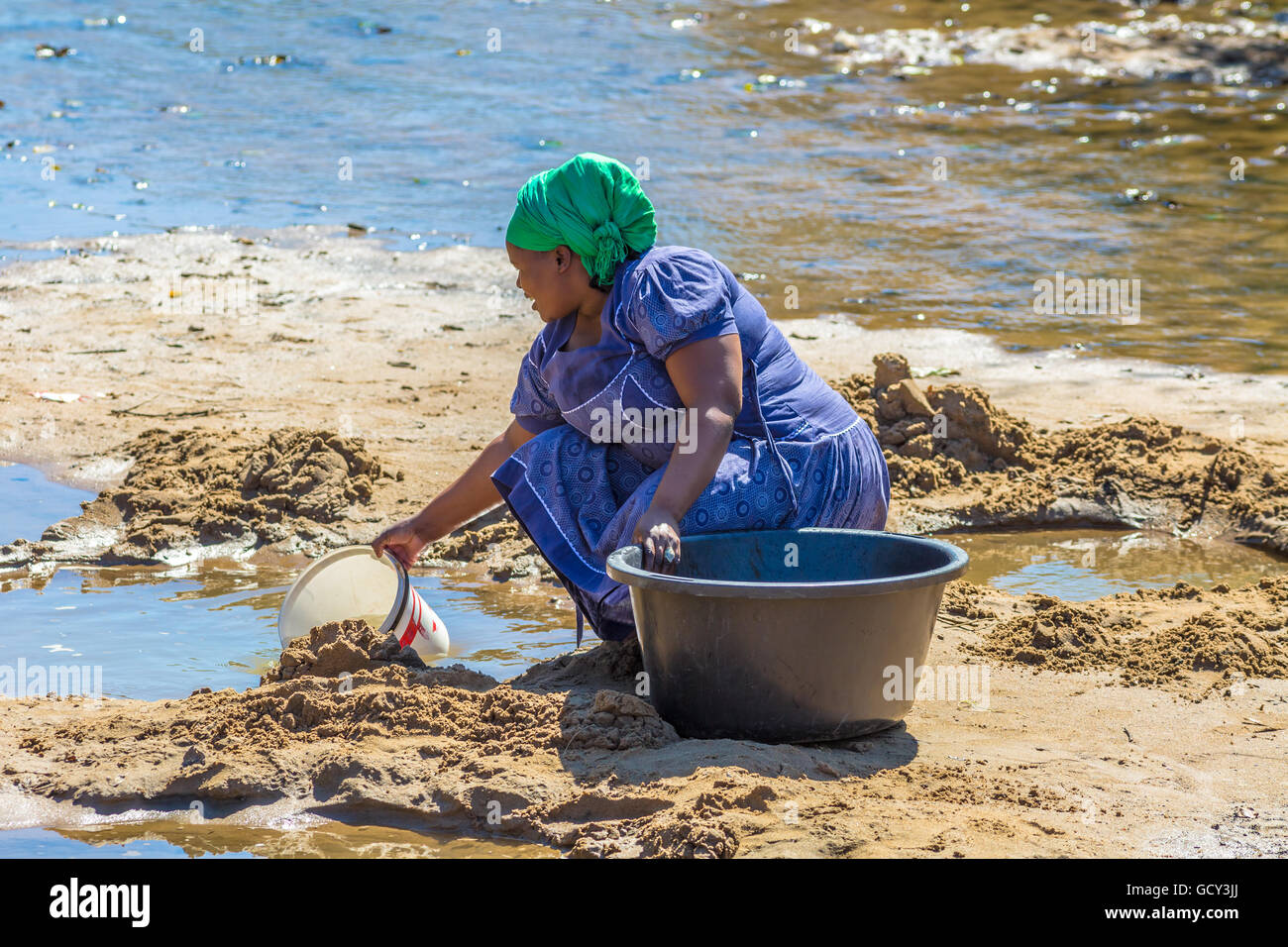 African woman collecting water hi-res stock photography and images - Alamy