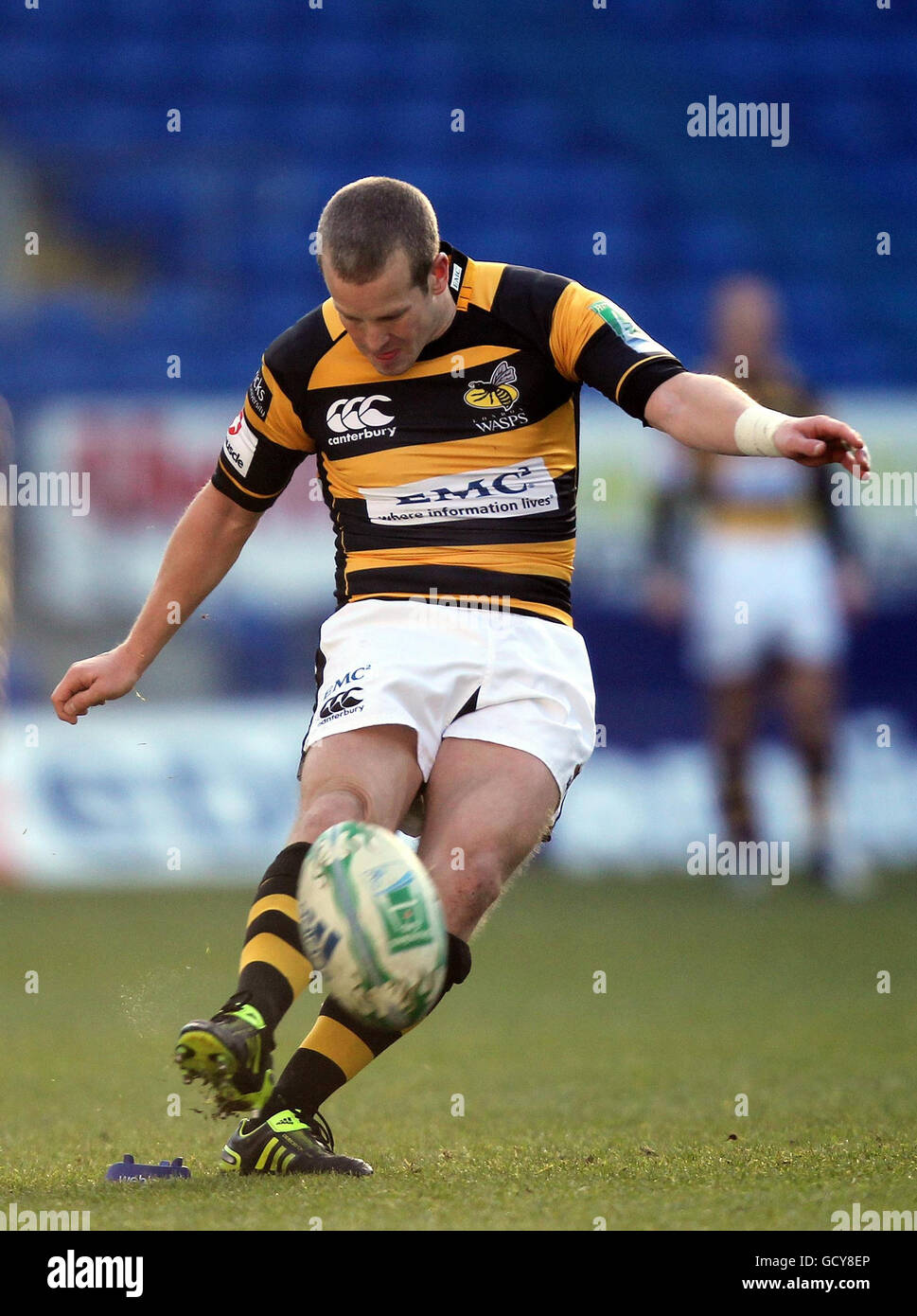 Rugbyu wasps full length kicking mangkb hi-res stock photography and ...