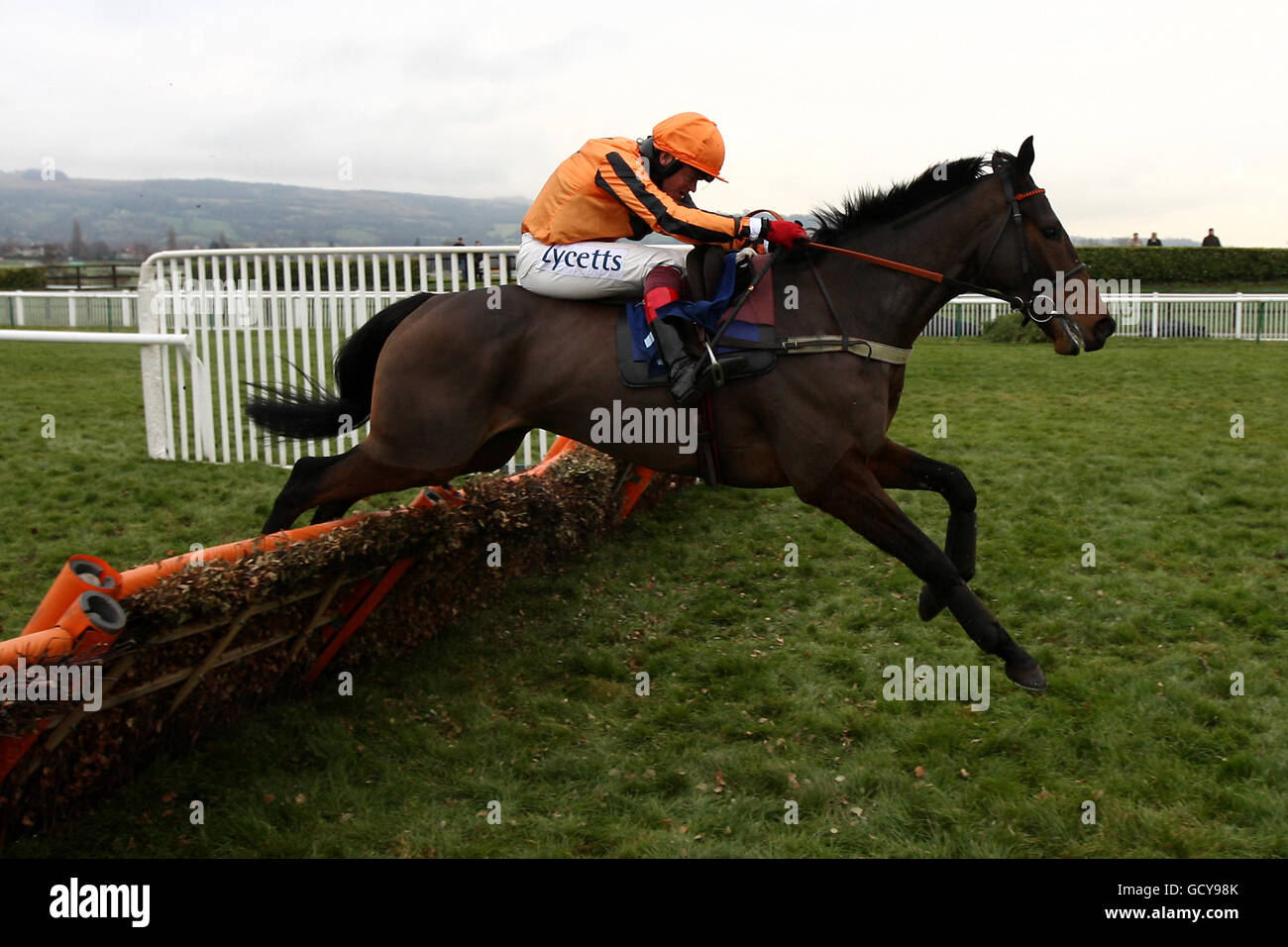 Jockey robert thornton on pantxoa jumps jcb triumph hurdle trial hi-res ...
