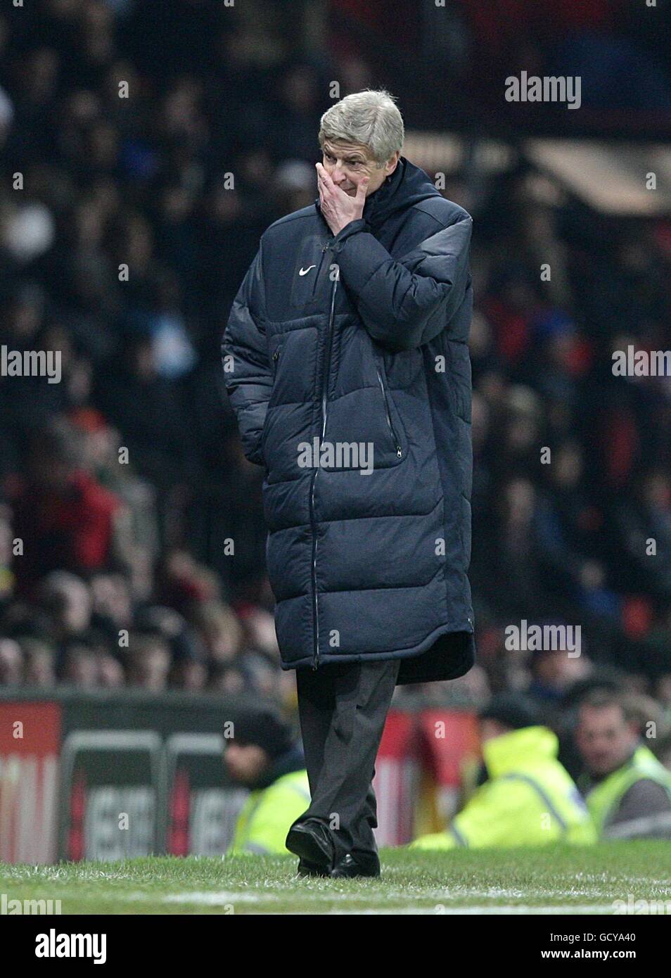 Arsenal manager arsene wenger stands dejected hi-res stock photography ...