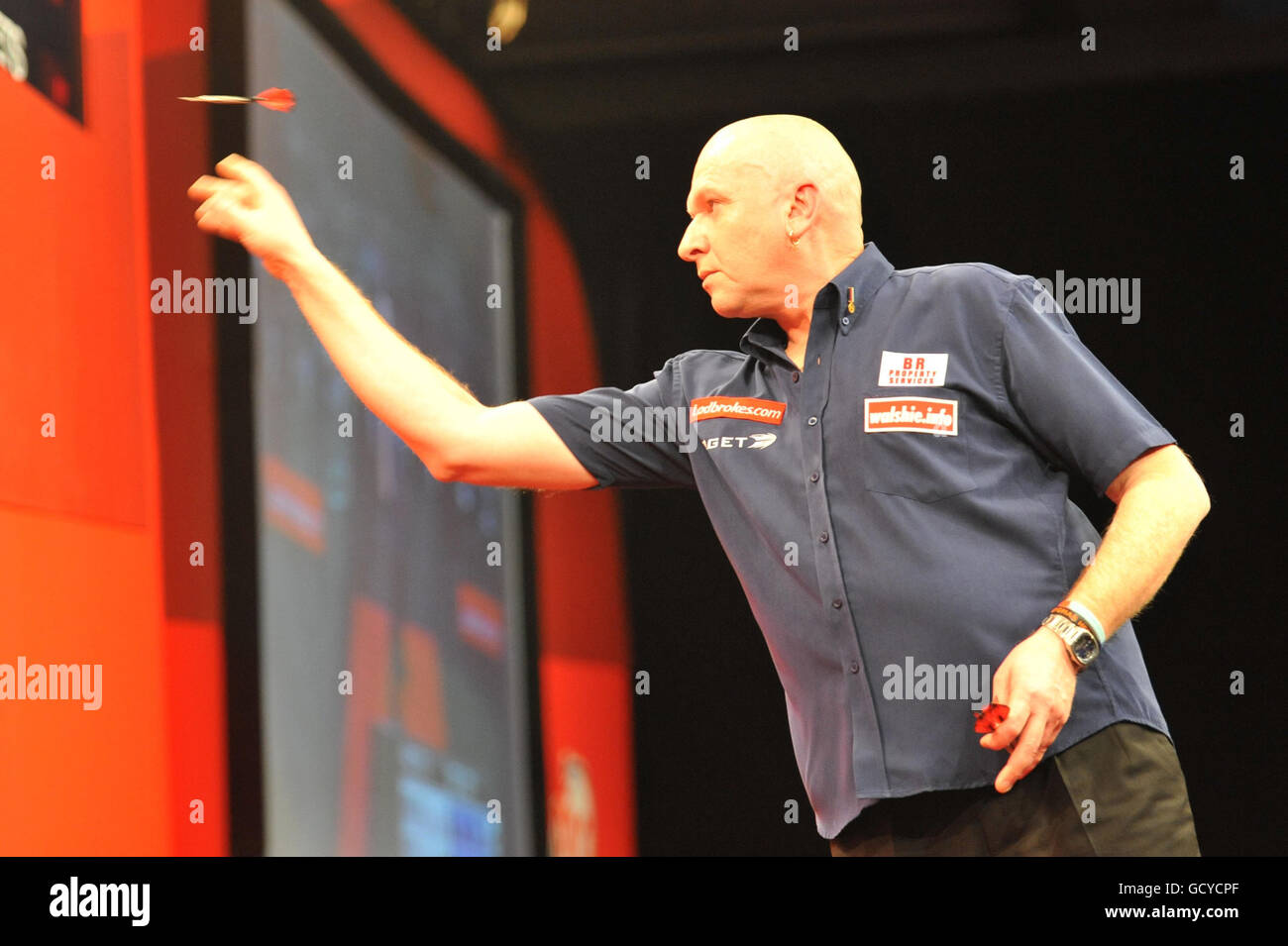 Mark Walsh throws during his First Round match with Justin Pipe during ...