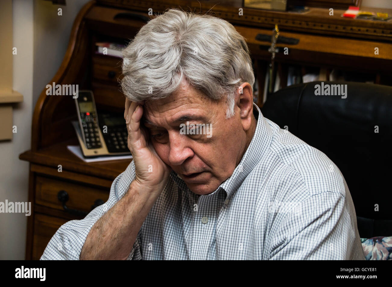 Old man with head in hand hi-res stock photography and images - Alamy