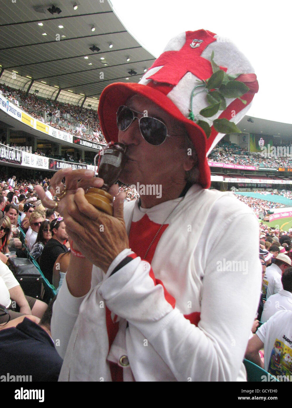 Victor Flowers kisses a replica of the Ashes urn on the final day of ...