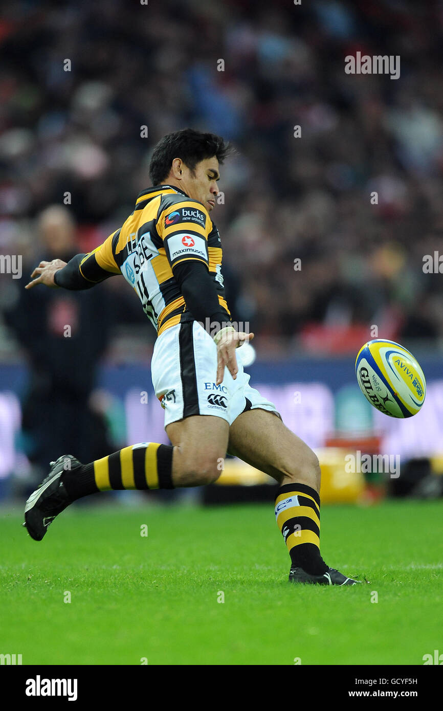 Rugby full length ball player players kick kicking kicks hi-res stock ...