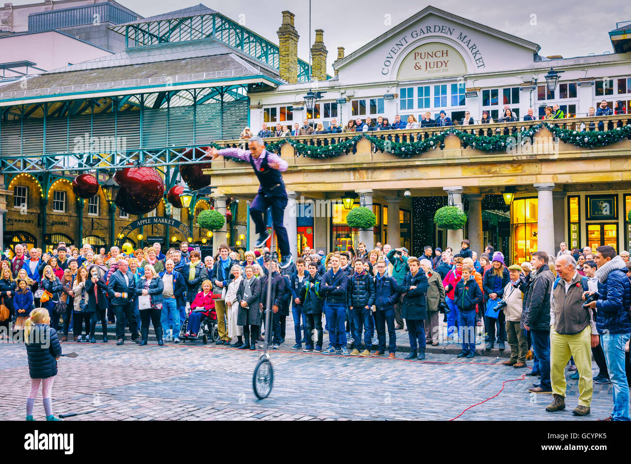 Street performer covent garden hi-res stock photography and images - Alamy