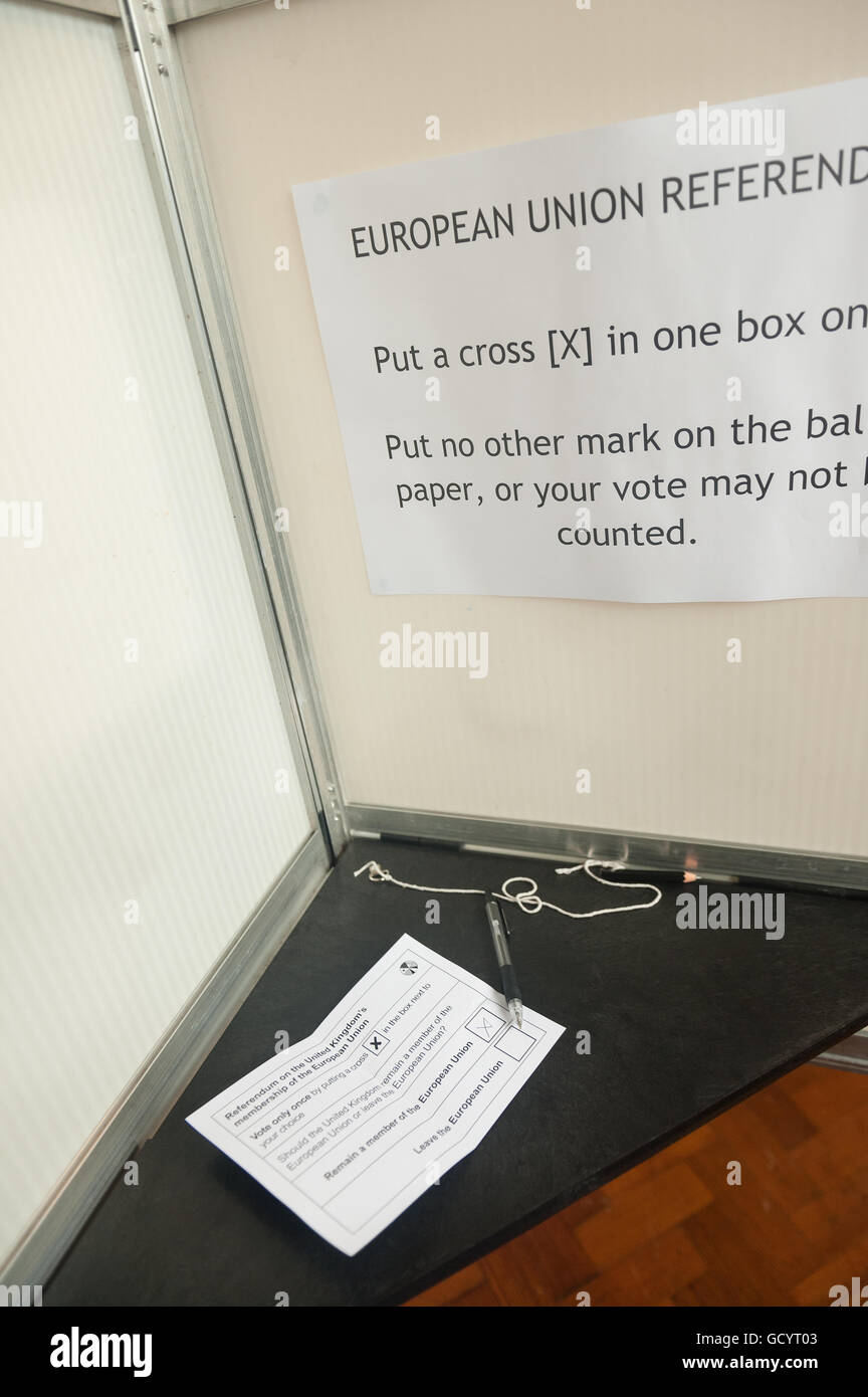 Immigration booth hi-res stock photography and images - Alamy