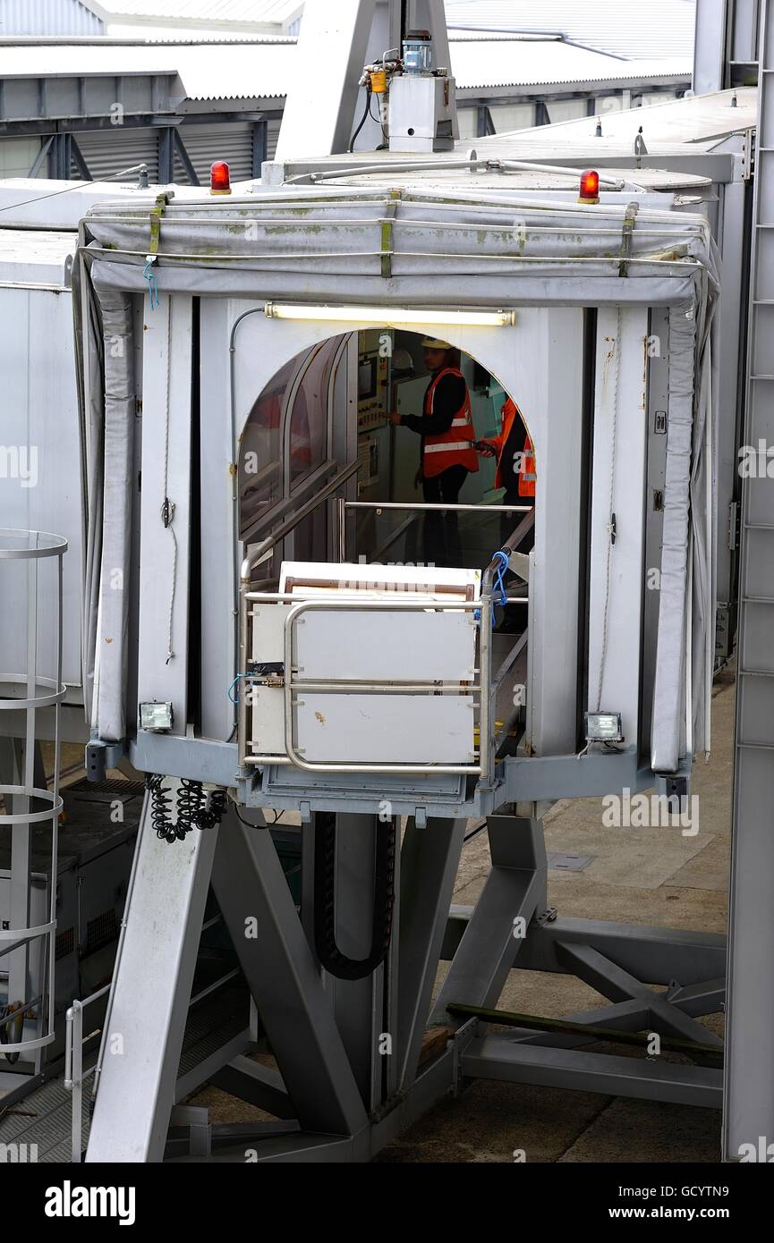 Workmen closing the access platform Stock Photo - Alamy