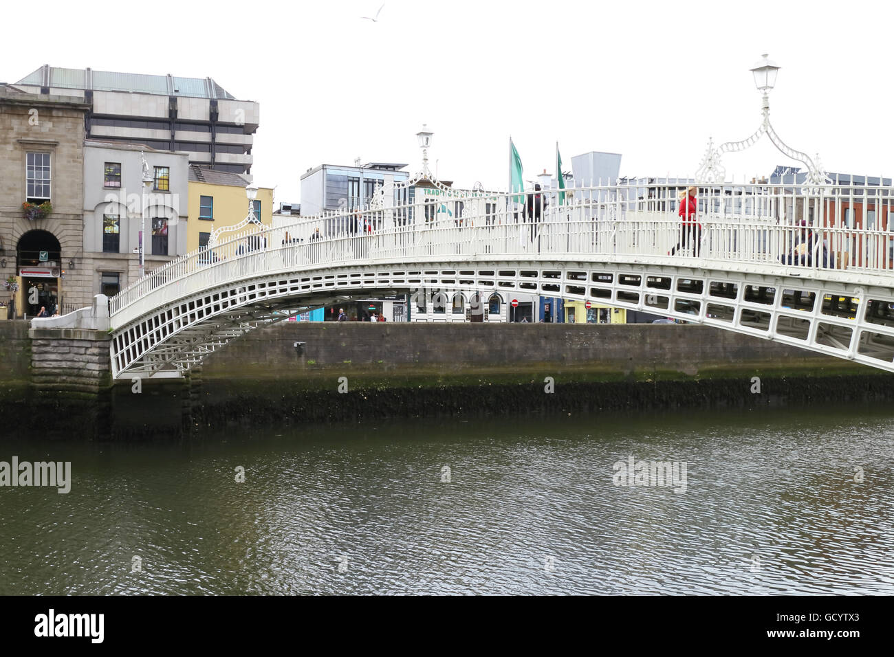 River liffey hapenny bridge dusk hi-res stock photography and images ...