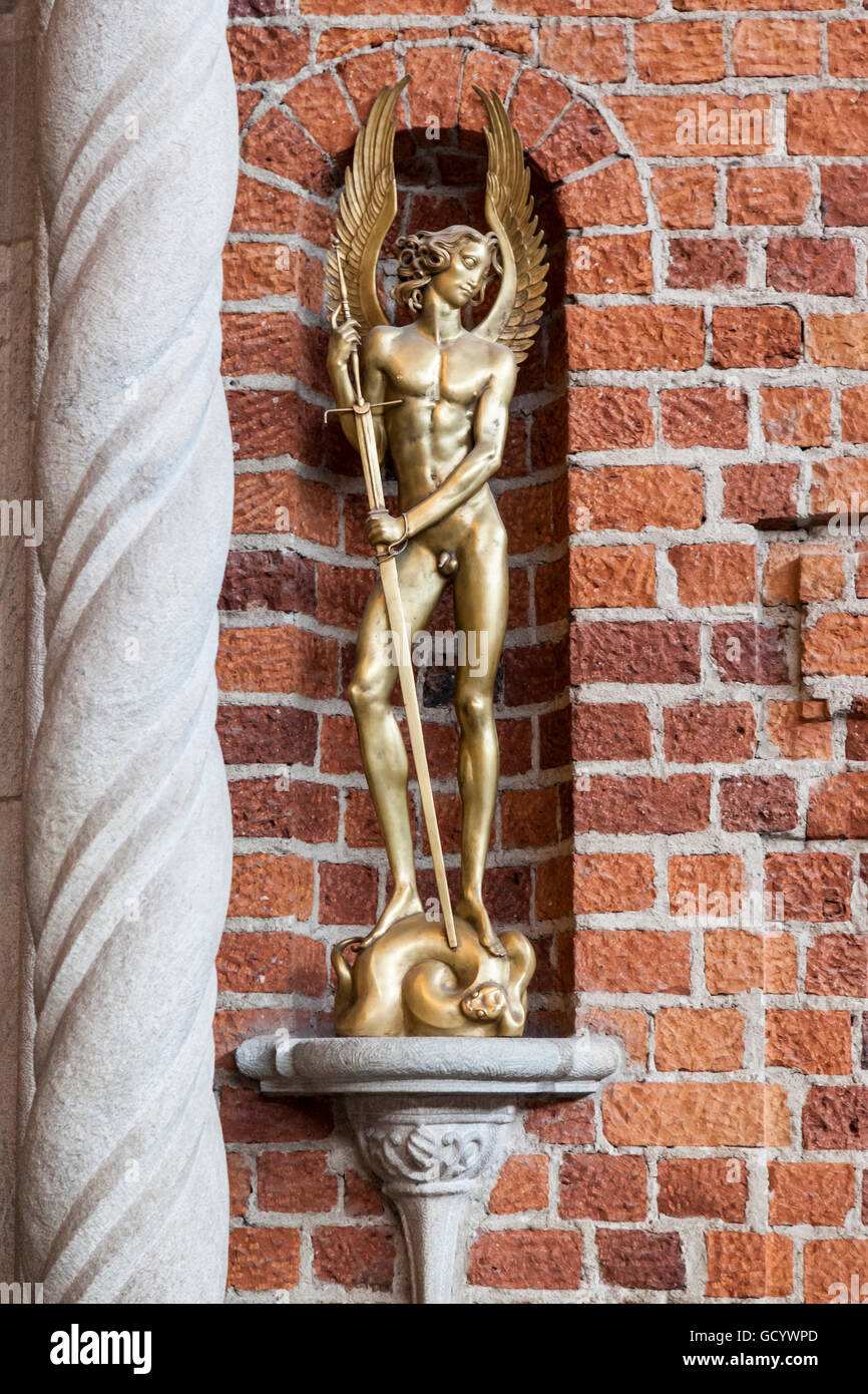 Golden photo angel statue hi-res stock photography and images - Alamy