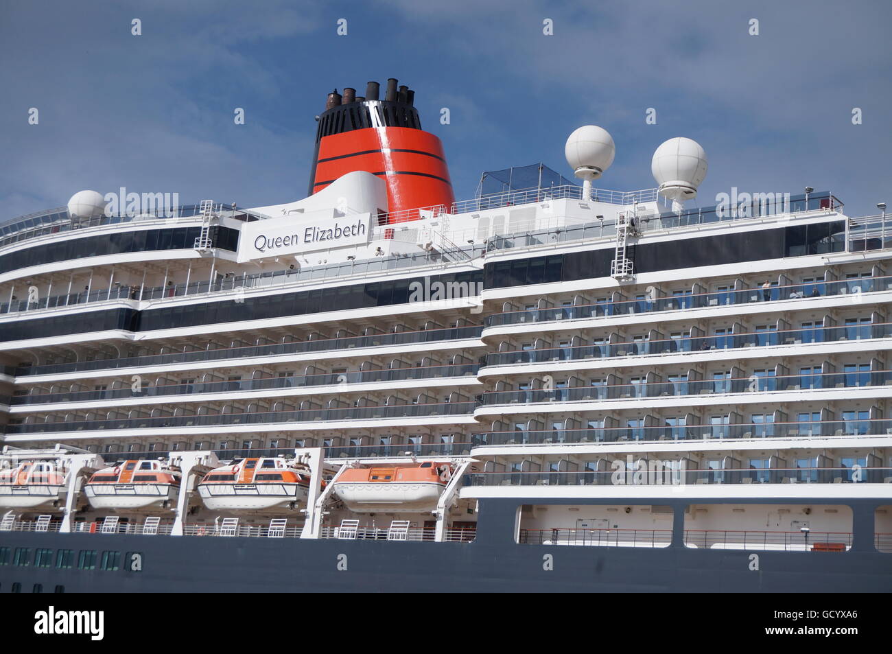 Cunard queen elizabeth hi-res stock photography and images - Alamy