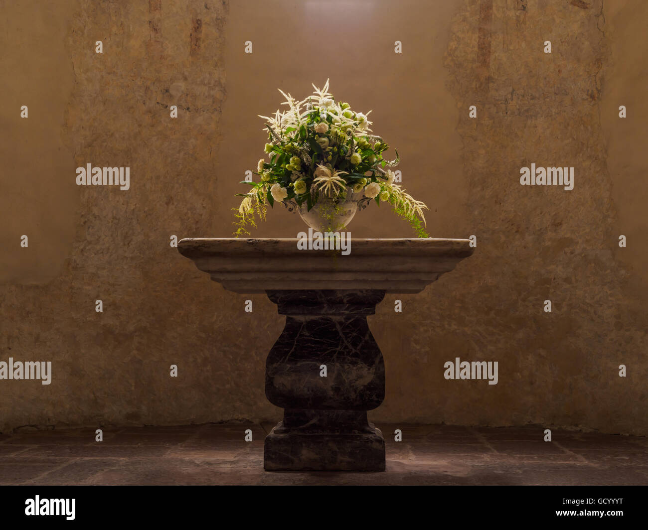 Flower arrangement in church hi-res stock photography and images - Alamy