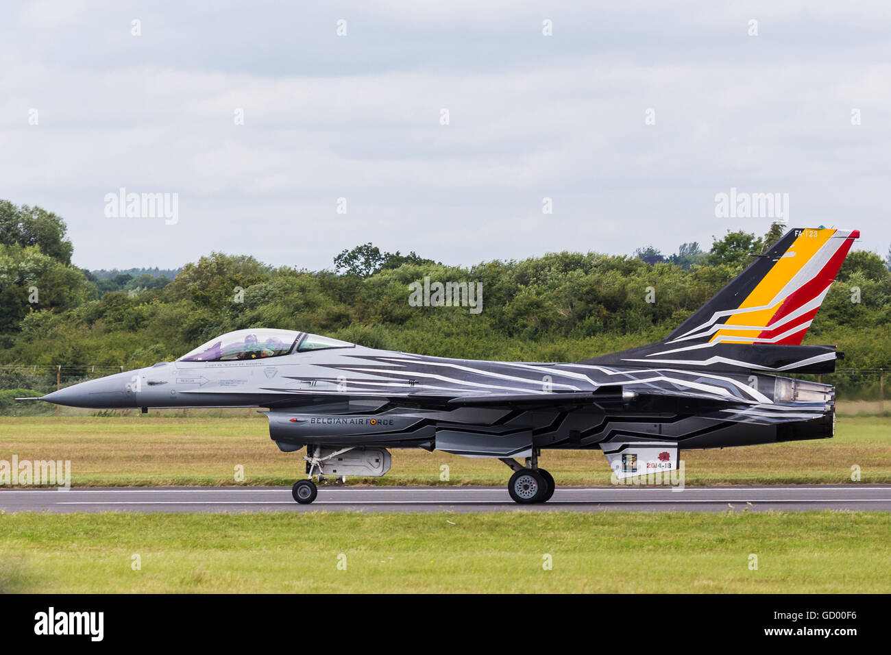 Gizmo slows his F-16AM Fighting Falcon on the runway at the 2016 Royal ...