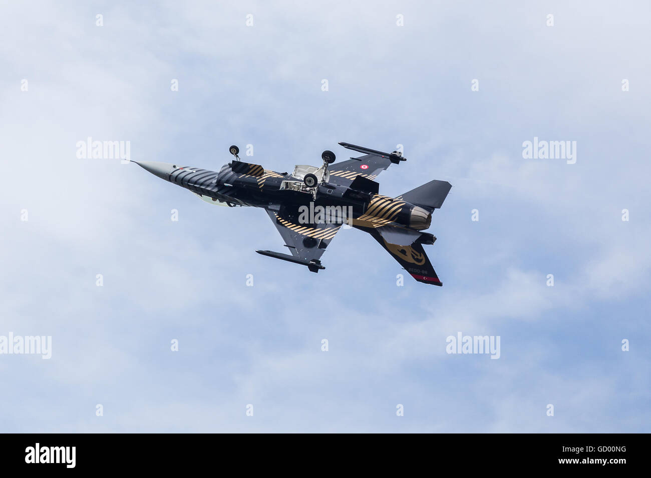 Inverted fighter jet hi-res stock photography and images - Alamy