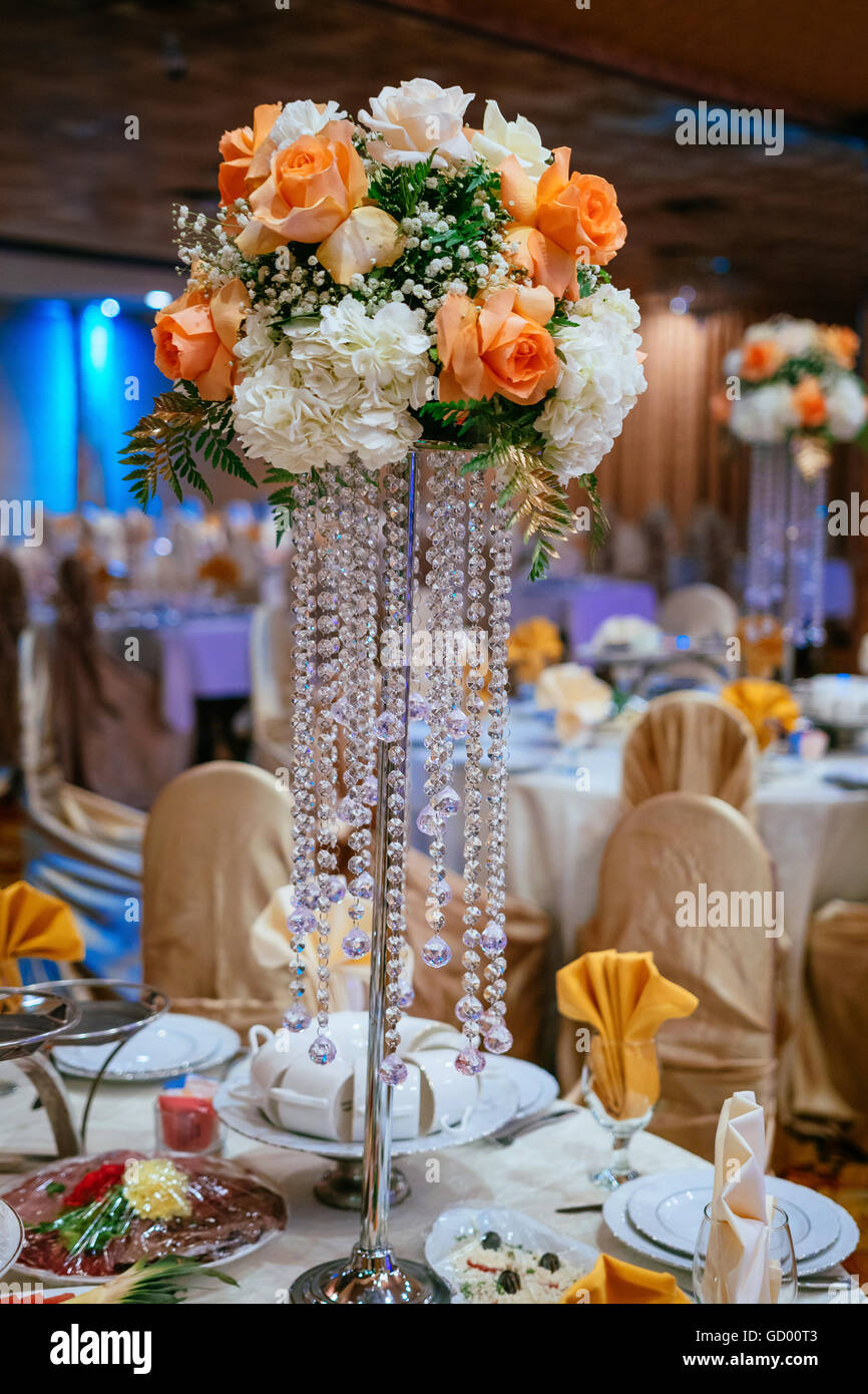 Bouquets of roses on a festive wedding table in the restaurant wedding ...