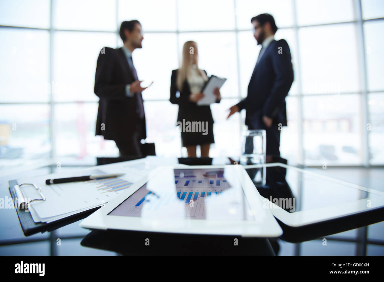 Male female business people tablet hi-res stock photography and images ...