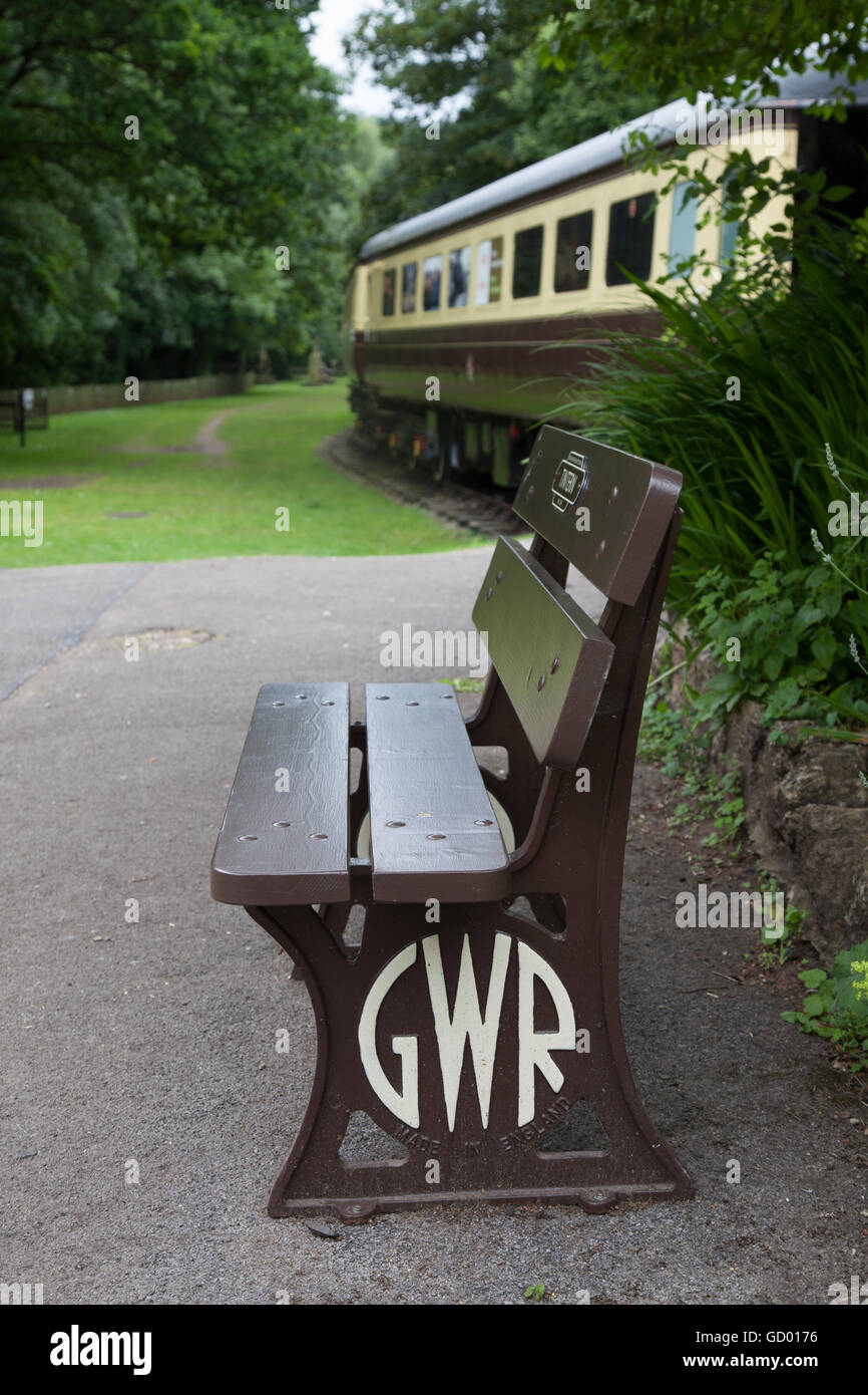 Gwr bench hi-res stock photography and images - Alamy