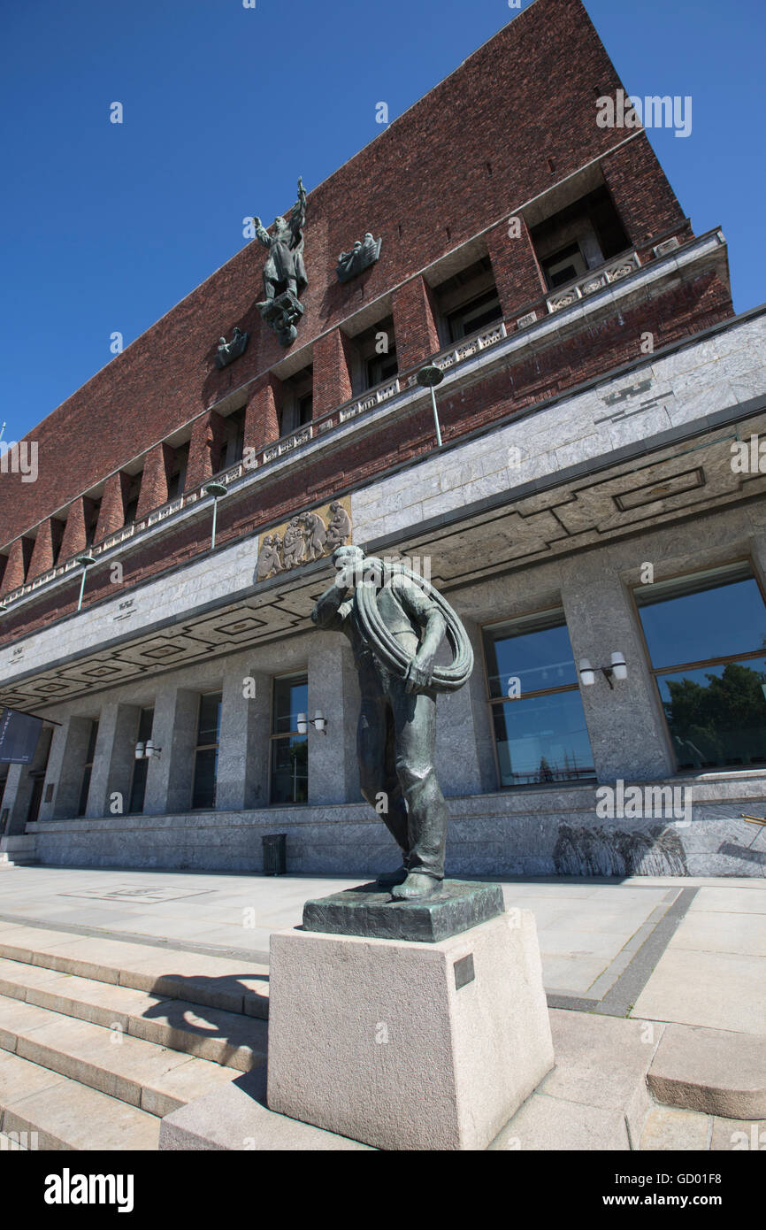 City hall statues oslo hi-res stock photography and images - Alamy