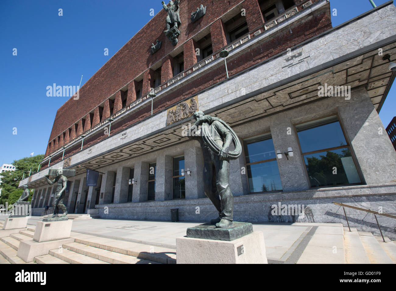 Oslo City Hall, statues of workers on the steps of Oslo Radhus (City ...