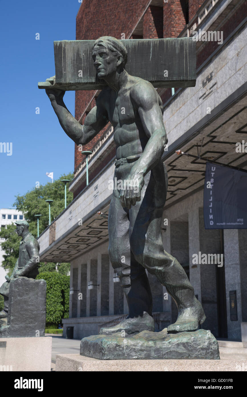 Oslo City Hall, statues of workers on the steps of Oslo Radhus (City ...