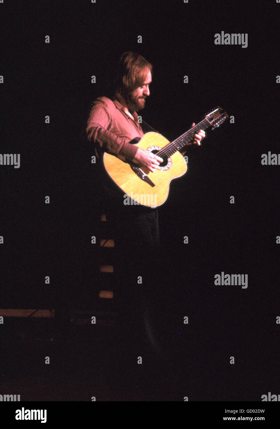 Dave Mason in concert in Charleston, South Carolina, in 1975 Stock ...