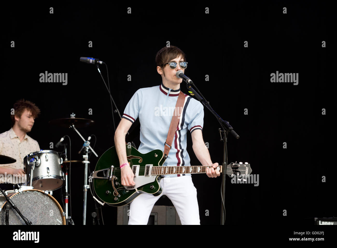 Boy singer hi-res stock photography and images - Alamy