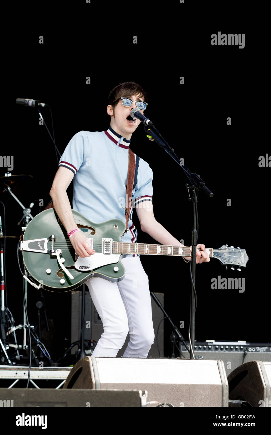 Boy singer hi-res stock photography and images - Alamy