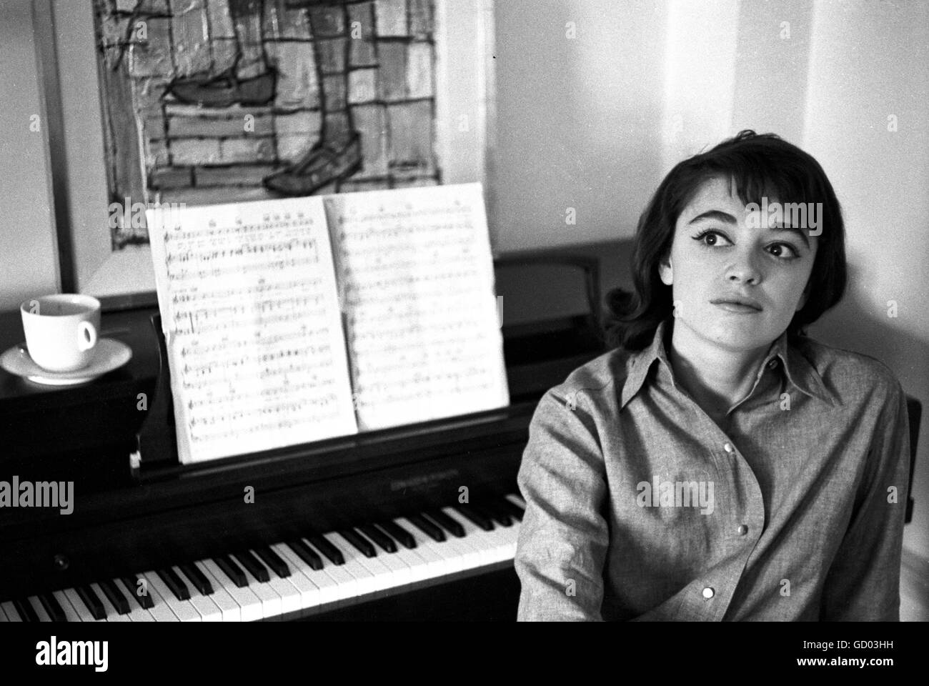 Anna Maria Alberghetti at home in 1961 Stock Photo - Alamy
