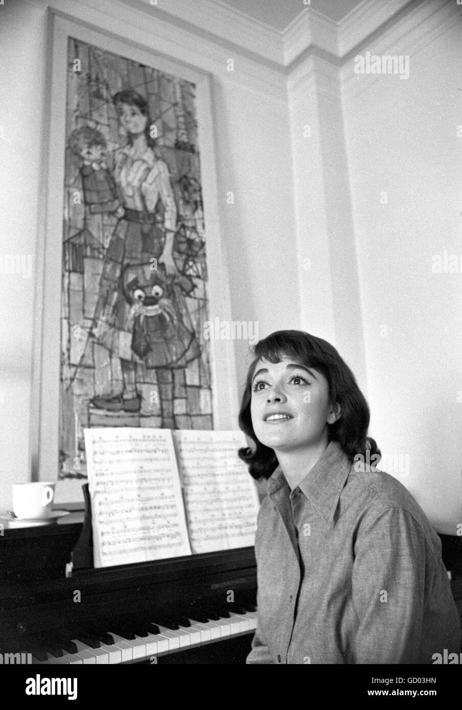 Anna maria alberghetti hi-res stock photography and images - Alamy